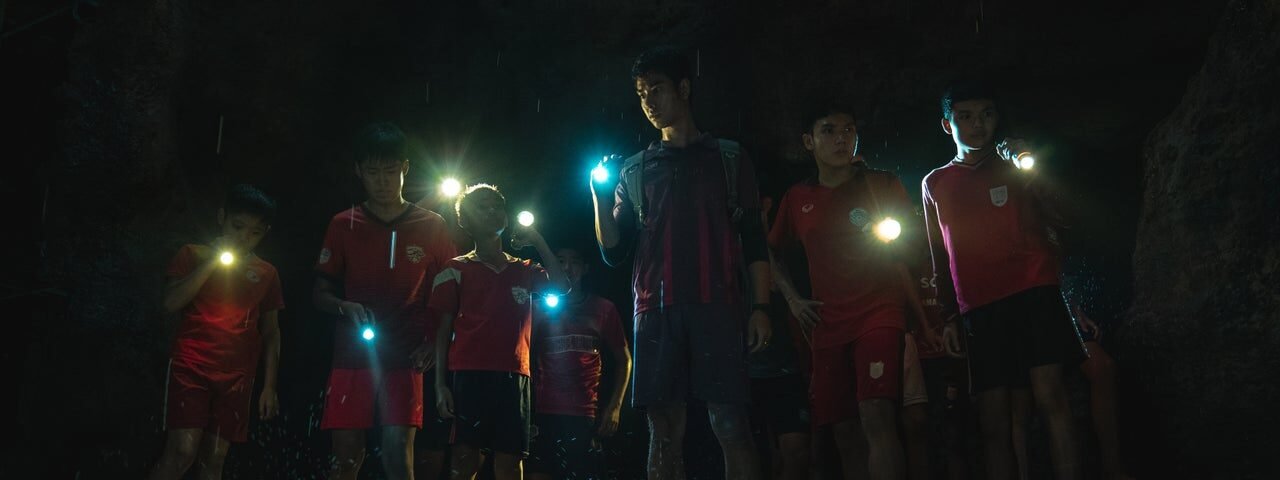 Netflix lança série e documentário sobre os 13 meninos que ficaram ...